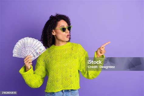 부유 한 멋진 물결 모양의 머리 성공적인 사업가 손가락 복사 공간 투자 아이디어를 가리키는 사진 보라색 배경에 고립 된 20