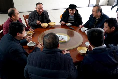 这对父子兵每天在黄河上方几十米高的地方行走为此事 标件库