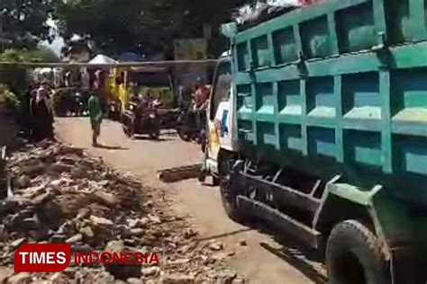 Bikin Jalan Rusak Dan Pipa Air Bocor Warga Probolinggo Hadang Truk