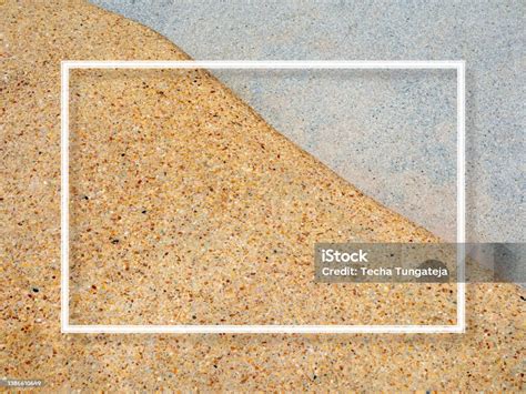 미니멀한 흰색 얇은 라인은 두 가지 종류의 질감 해변 석재 바닥 배경에 장식 된 사각형 프레임을 만듭니다 여름 휴가 시간 휴가 개념에 대한 빈 빈 공간 테두리 프레임 0명에