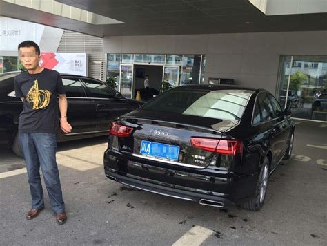 中年男开着奥迪a6l到处“偷”香烟