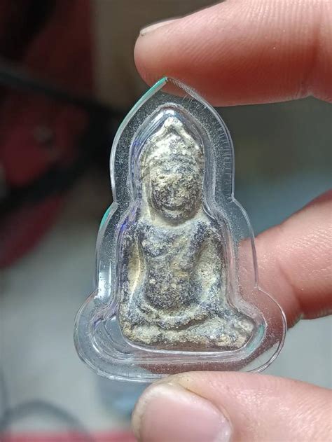 พระร่วงนั่งเทริดขนนก เนื้อตะกั่วสนิมแดง กรุบ้านดงเชือก สุพรรณบุรี Ennxo