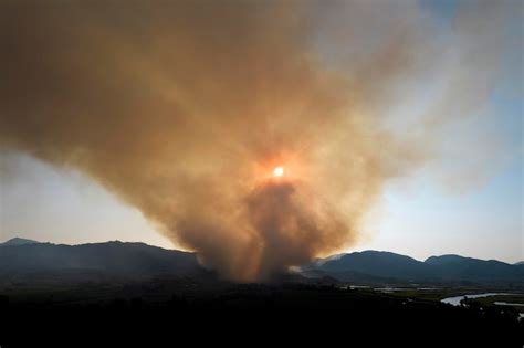 Gran Columna De Humo De Un Incendio Forestal Foto Premium