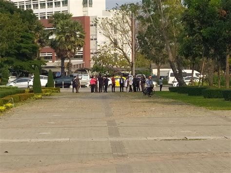 ด่วน พบกลุ่มชายวัยกลางคนจำนวนมากหน้าบริเวณลานพญานาค มหาวิทยาลัยธรรมศาสตร์ รังสิต ซึ่งเป็น