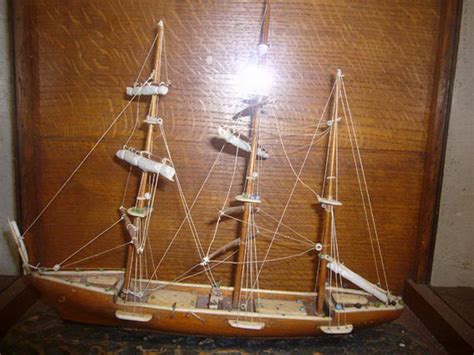 Maquette De Bateau En Bois Et Vitrine De Verre Barrois Antiques