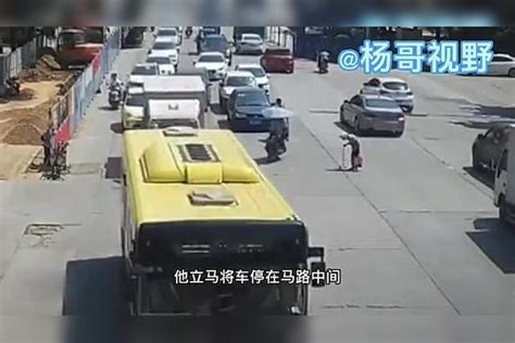 监控下正能量的一幕：年迈老人过马路受阻美丽女孩做法令人感动马路老人女孩