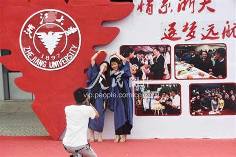 浙江大学举行毕业典礼 博士生抱娃纪念墙前留影 人民图片网