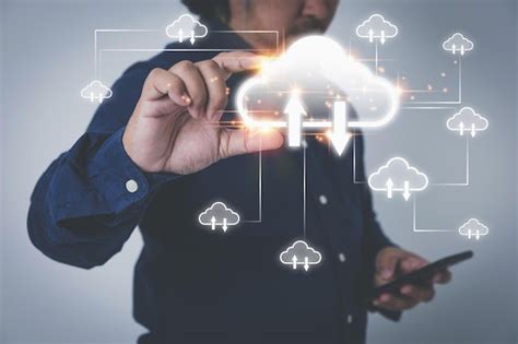 Empresário segurando o ícone de computação em nuvem e tecnologia de