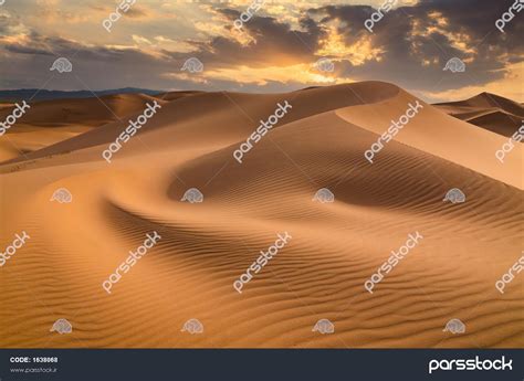 غروب خورشید بر فراز تپه های شنی در بیابان منظره خشک صحرای صحرا 1638068