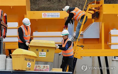 겨울철 제설장비 점검 연합뉴스