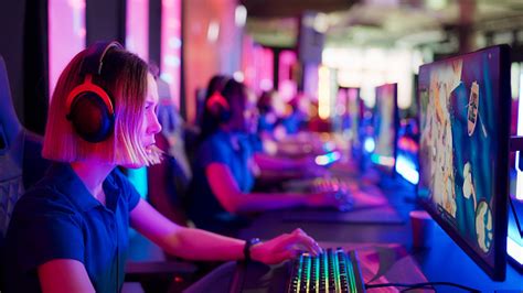 비디오 게임 Esport 챔피언십에서 경쟁하는 여성 및 아프리카 민족 선수들과 함께 다양한 블루 프로 게이머 팀 비디오 게임에 대한 스톡 사진 및 기타 이미지 Istock