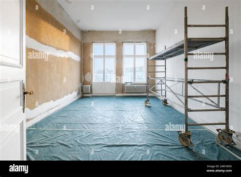 Room During Renovation With Scaffolding Renovate Home Concept Stock Photo Alamy