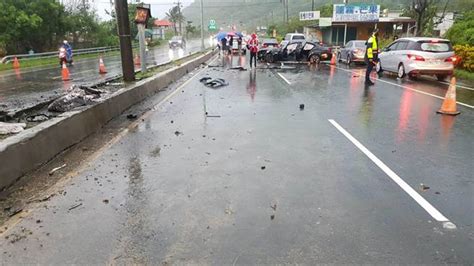 台一線枋山段百萬名車自撞分隔島 路燈慘遭連根拔起 社會 中時