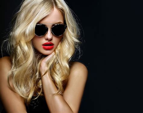 Photo En Noir Et Blanc De Belle Fille Jolie Femme Blonde à Lunettes De