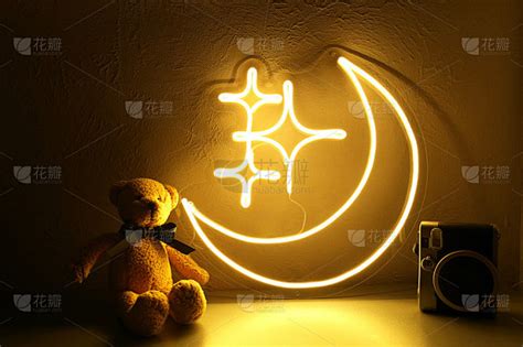 霓虹灯月亮和星星时尚的风格