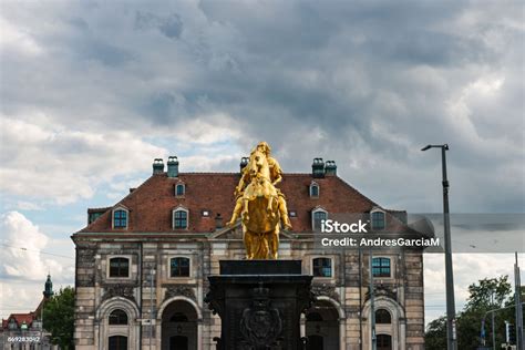 Золотая Статуя Всадника В Дрездене Германия — стоковые фотографии и