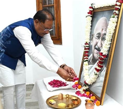मुख्यमंत्री विष्णु देव साय ने महात्मा गांधी की पुण्यतिथि पर उन्हें किया