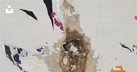 구멍이 뚫린 종이 한 장 사진 Unsplash의 무료 벽 질감 이미지