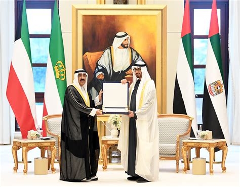 كونا سمو أمير البلاد ورئيس دولة الإمارات العربية المتحدة يتبادلان