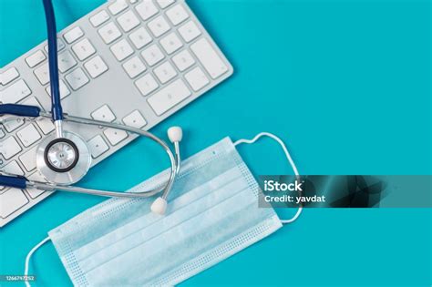 키보드 의료 청진기 및 보호 마스크 개념은 집과 원격 작업을 유지합니다 의학 병원 안전 전염병 의사의 전화 온라인 상담 배너