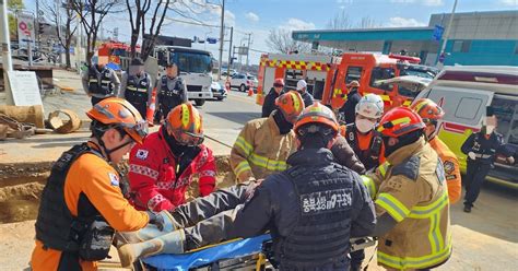 청주 관로 매립공사 현장서 흙더미 무너져 60대 사망