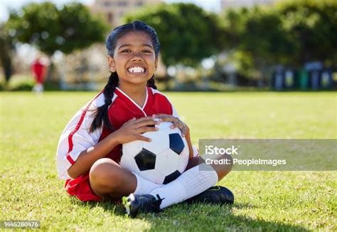 스포츠 어린이 및 소녀 축구 선수는 축구공으로 잔디에서 휴식을 취하고 훈련에 행복하고 흥분합니다 피트니스 미소 현장에서 인도