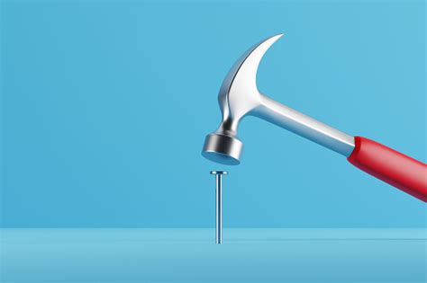 빨간색 플라스틱 손잡이가있는 발톱 망치가 파란색 배경에 못을 박습니다 0명에 대한 스톡 사진 및 기타 이미지 0명 3차원