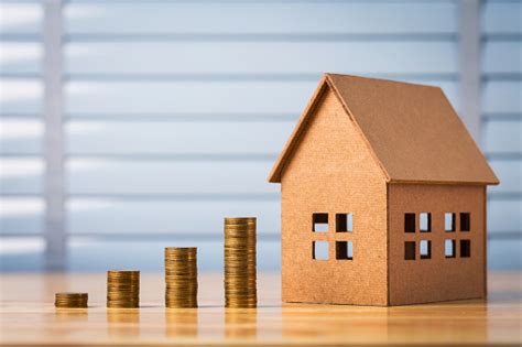 돼지 저금통에 돈 자체의 새로운 가정을 구매 하는 돈을 절약 최저 비용 및 세금입니다 계약서에 대한 스톡 사진 및 기타 이미지 계약서 구매 금융 Istock