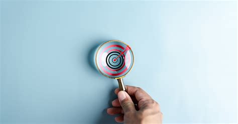 돋보기 유리는 목표 아이콘에 초점을 맞추고 빨간색 다트판은 성장 비즈니스에서 계획 및 관리 비즈니스 개발 리더십 및 고객 대상 그룹에 초점을 맞춥니다 가상현실에 대한 스톡