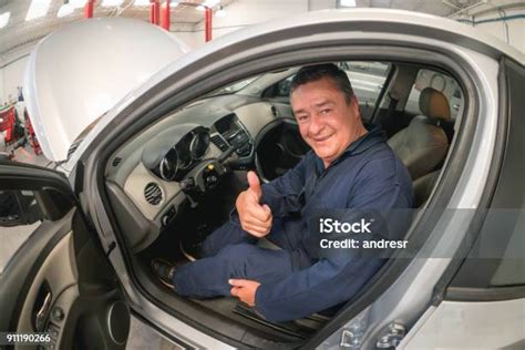 자동차 수리가 게에서 자동차에 앉아 엄지손가락으로 기계공 시운전에 대한 스톡 사진 및 기타 이미지 시운전 수송 건강 진단 Istock