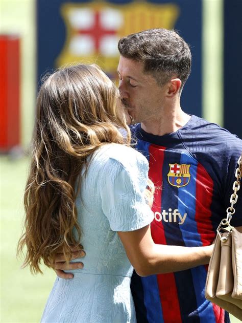 Rodzina wspiera Roberta Lewandowskiego na Camp Nou Stylizację Ani za tysięcy zaatakowała