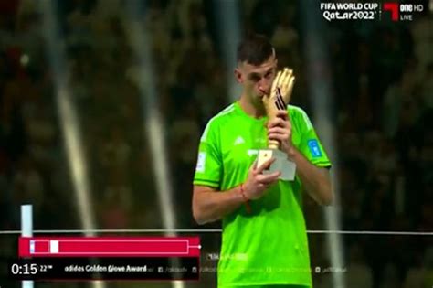مارتينيز يتوج بجائزة القفاز الذهبي كأفضل حارس في مونديال قطر2022 يلاكورة