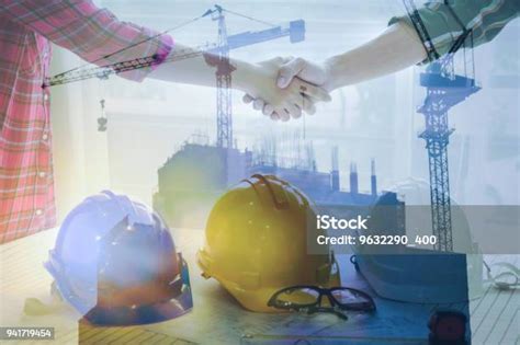 비즈니스 성과 기업 들의 엔지니어 작업 핸드셰이크 사무실 회의에 손을 함께 합류 팀워크 개념입니다 건설 산업에 대한 스톡 사진 및 기타 이미지 Istock