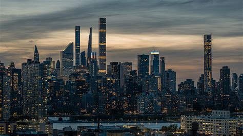 저녁에 이스트 리버 를 통해 롱 아일랜드 시티에서 본 맨해튼 고층 빌딩을 조명했습니다 루즈벨트 섬에 대한 스톡 사진 및 기타 이미지 Istock