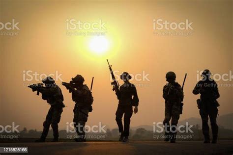 군인의 그룹의 실루엣은 무기를 잡고 뒷면에 일몰과 함께 길을 따라 걸어 군대에 대한 스톡 사진 및 기타 이미지 군대 육군 병사 실루엣 Istock