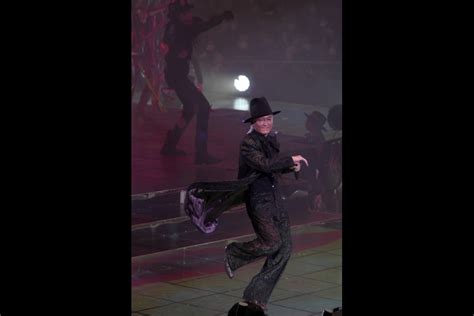 草蜢红馆头场缤纷舞台玩人浪 容祖儿即兴合唱 黄子华苏永康拍和 演出 新闻 Media Asia