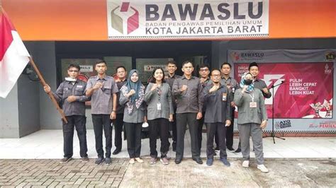 RRI Co Id Bawaslu Jakbar Banyak Temukan Pelaggaran APK