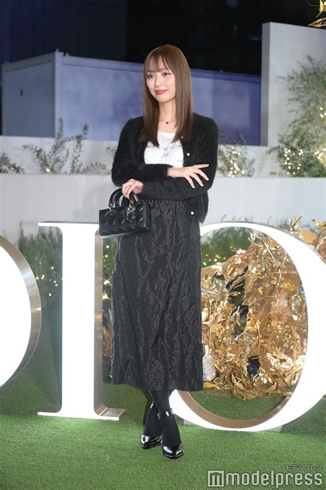画像50 51 内田理央、水着姿で美ボディ開放 プール満喫ショットに「背中が美しい」「映えてる」の声 モデルプレス