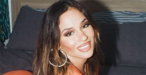 Wwes Valerie Loureda Goes Viral Posing On Her Bed While Showing Off