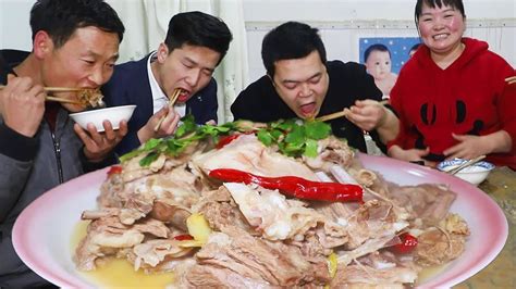 【陕北霞姐】朋友带着2只羊来做客，老公亲自下厨做大块羊肉，蘸辣椒油吃起来猛香了！ Youtube