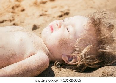 Photo De Stock Les Enfants Sont Nus Dans Le Shutterstock