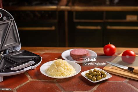 피자를 만들기위한 다양한 재료 강판 치즈 올리브 살라미 식탁에 토마토 0명에 대한 스톡 사진 및 기타 이미지 0명 개성