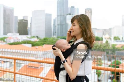 젊은 아시아의 중국의 어머니 여행 The 도시 혼자와 아기에 견인에 작업 동안 이동 Voip에 대한 스톡 사진 및 기타 이미지 Voip 관광객 금융 Istock