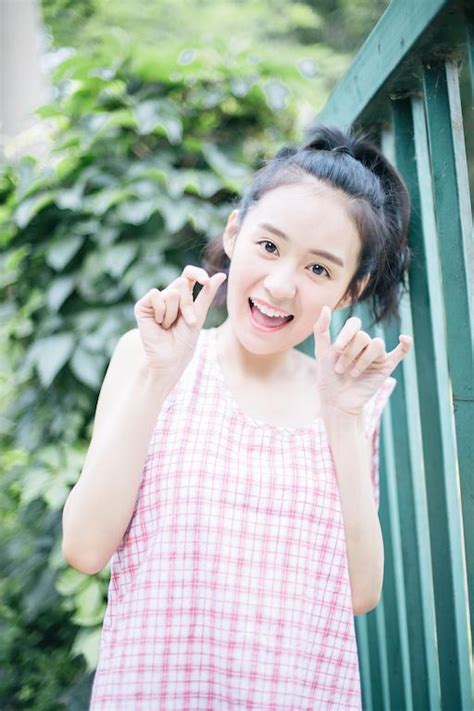 鄭合惠子夏日寫真首曝光，陽光笑容展甜萌少女力 每日頭條