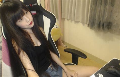 台湾lol女主播晒性感照 网友：没肉别卖肉手机凤凰网