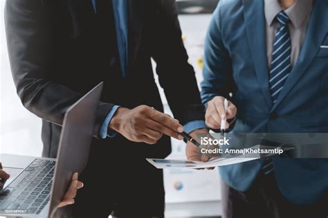 전략적 계획과 성장을 위한 그래프를 가리키는 성공적인 비즈니스 팀 회의 그래프 분석 및 협업을 통한 팀워크 회의 기업 협업 및