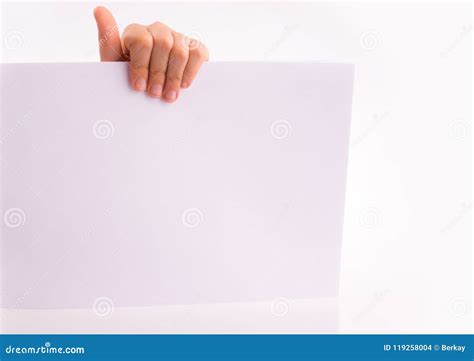 Mano Que Sostiene Una Hoja De Papel En Blanco Blanca Foto De Archivo