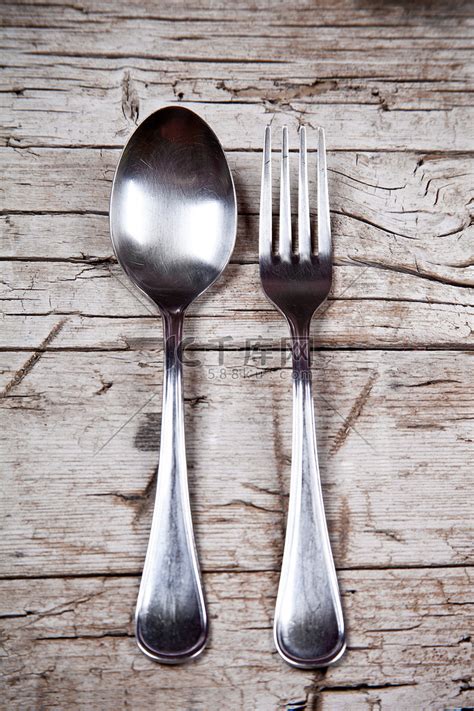 老式勺子和叉子高清摄影大图 千库网