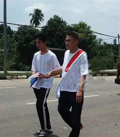 吳孟達現身岳父葬禮，65歲吳孟達神情憔悴，走路靠帥氣兒子攙扶 每日頭條