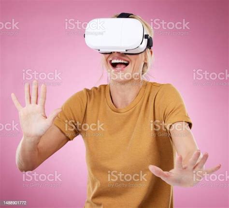 흥분한 여성 Vr 안경 및 미래 기술 게임 및 디지털 혁신을 위한 메타버스 분홍색 배경에 Ai 헤드셋을 착용한 와우 가상 현실